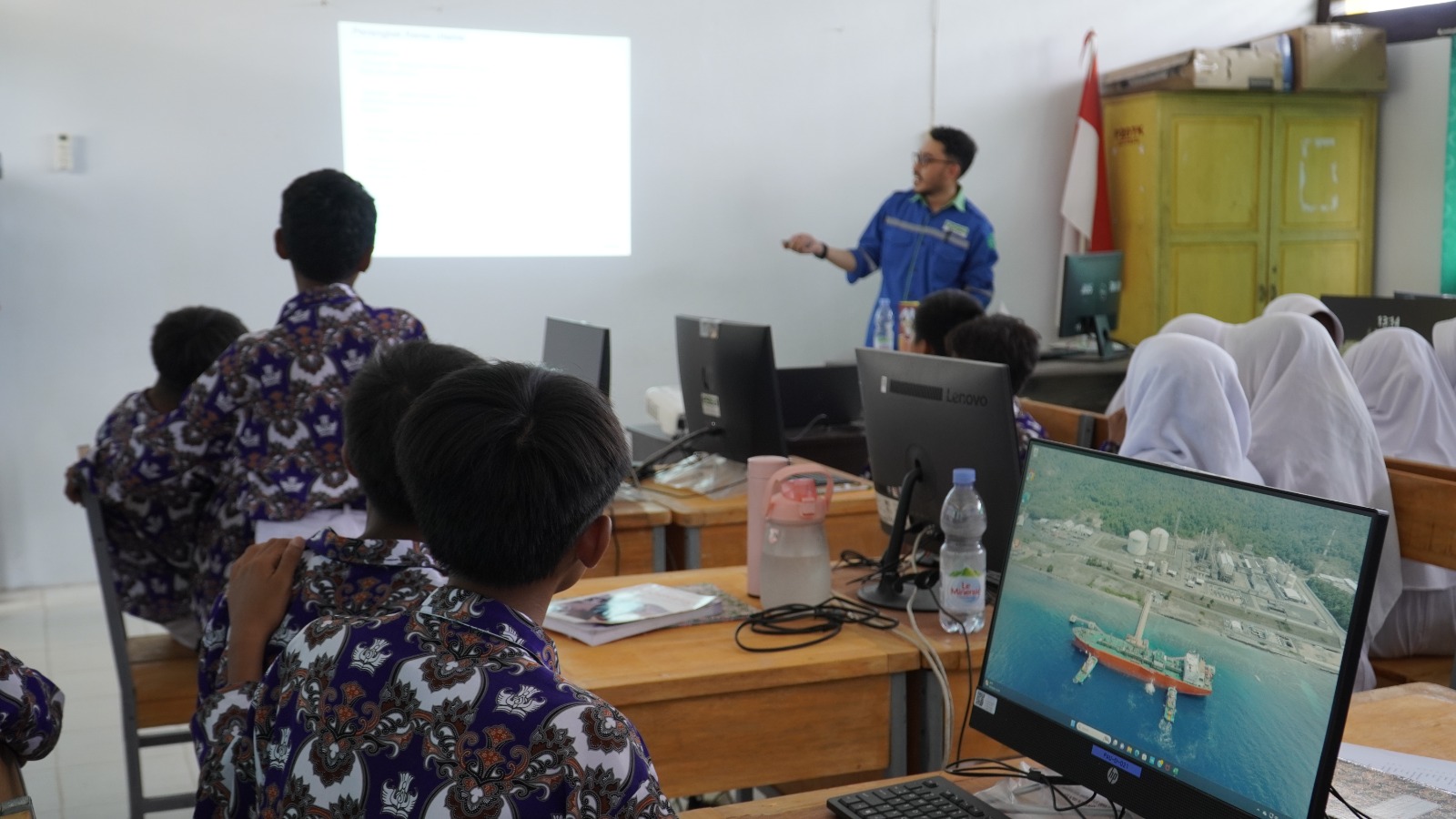 Program Sahabat Mengajar, Karyawan PT PAU Jadi Guru di SMP 4 Luwuk ...